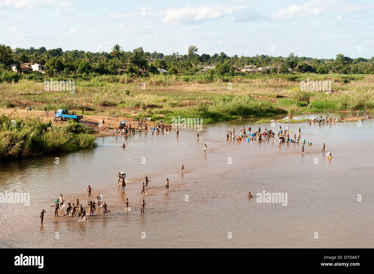 People washing in the Licungo river, Mocuba, Mozambique Stock Photo - Alamy