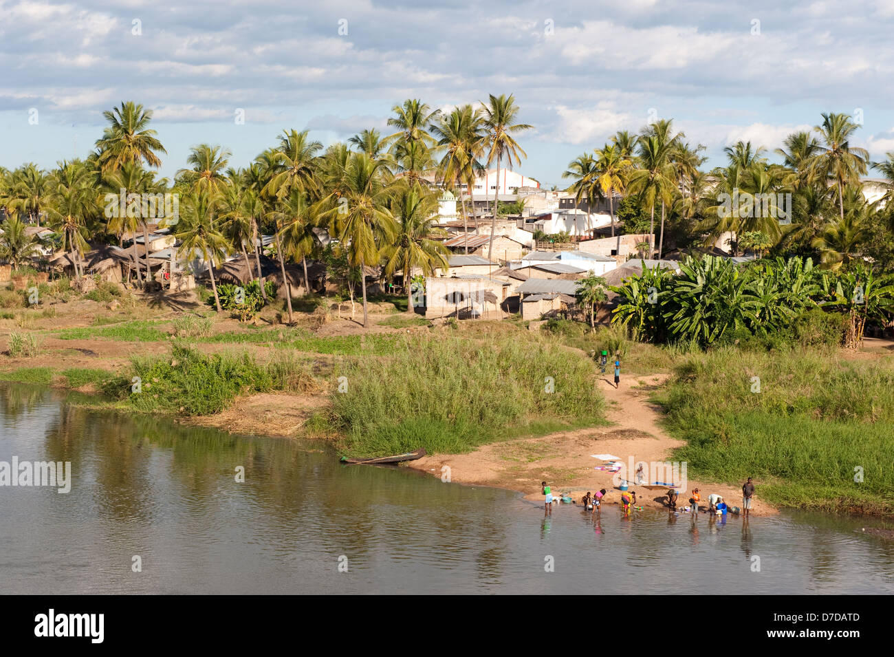 People washing in the Licungo river, Mocuba, Mozambique Stock Photo - Alamy