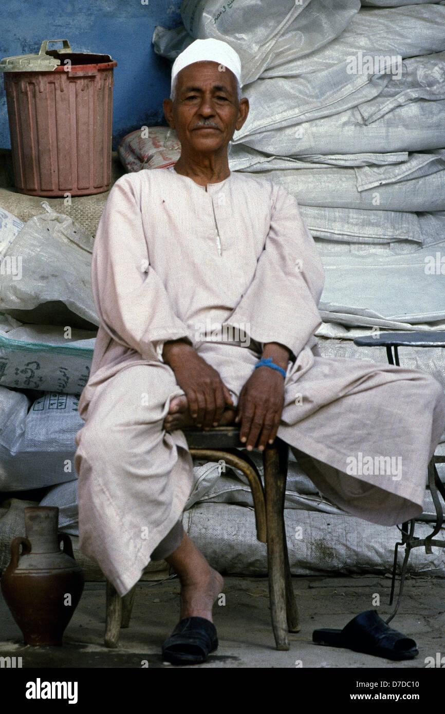 An Egyptian man wearing traditional jellabiya or "galabeya" clothing in ...