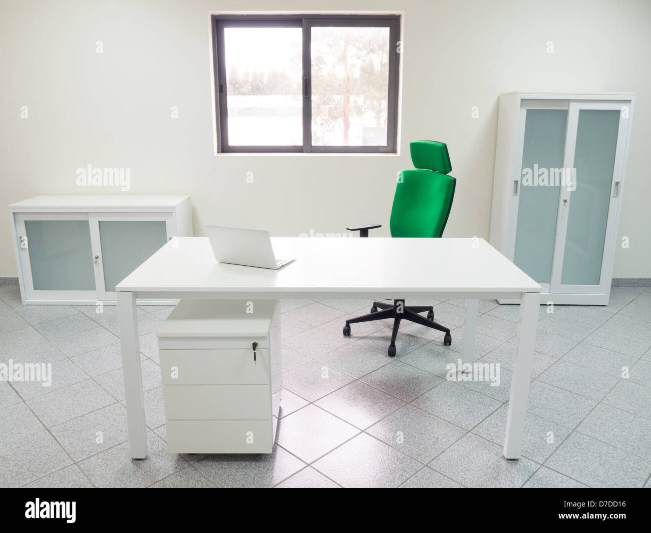 Modern office interiors hi-res stock photography and images - Alamy