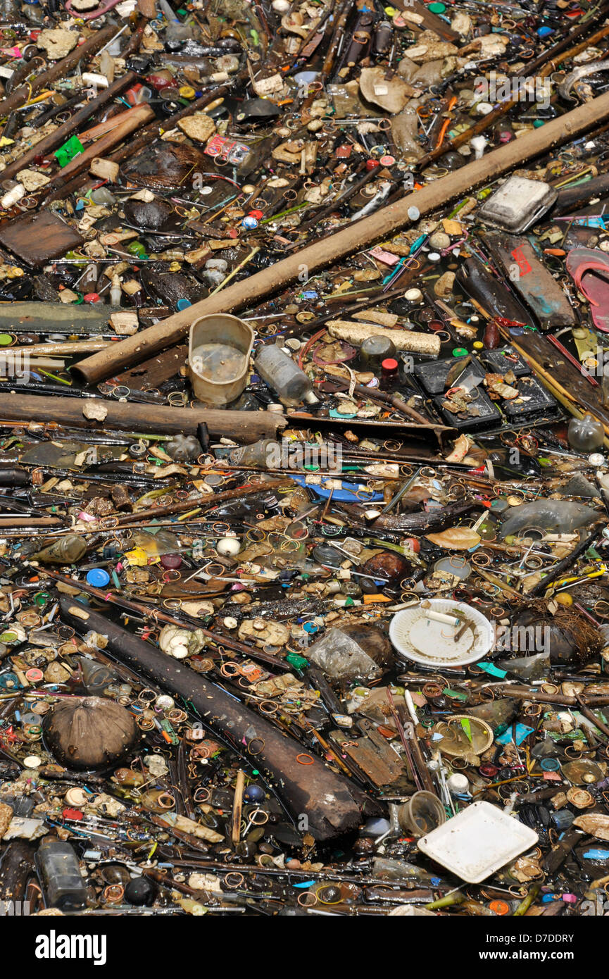 Water with rubbish hi-res stock photography and images - Alamy