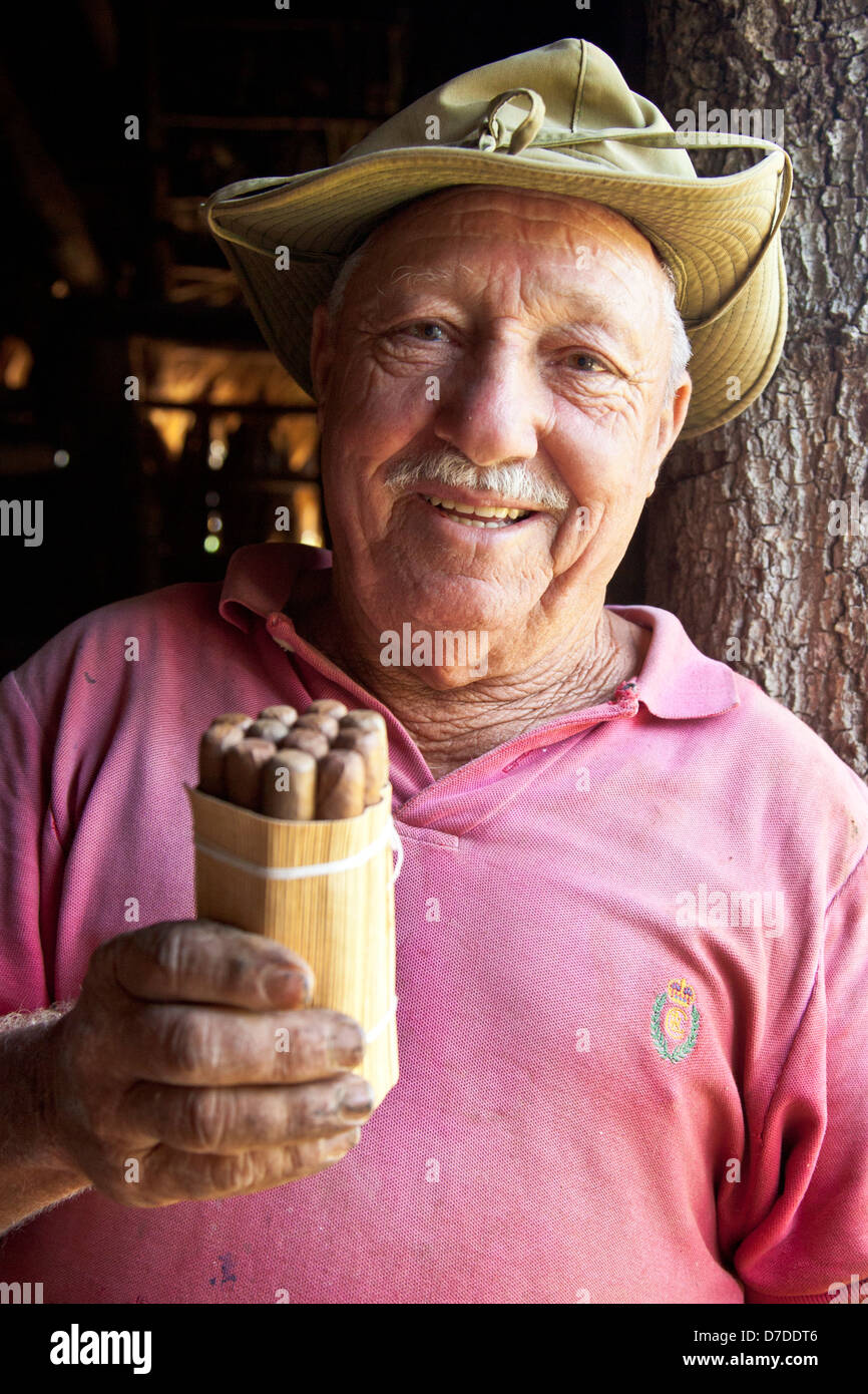 Old man selling cigars in Vinales Valley Stock Photo - Alamy