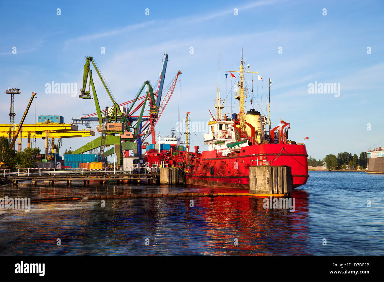 Oil spill cleanup ship hi-res stock photography and images - Alamy