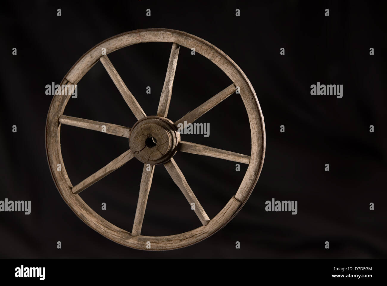 Wheel tyre wooden old vintage felloe felly hi-res stock photography and ...