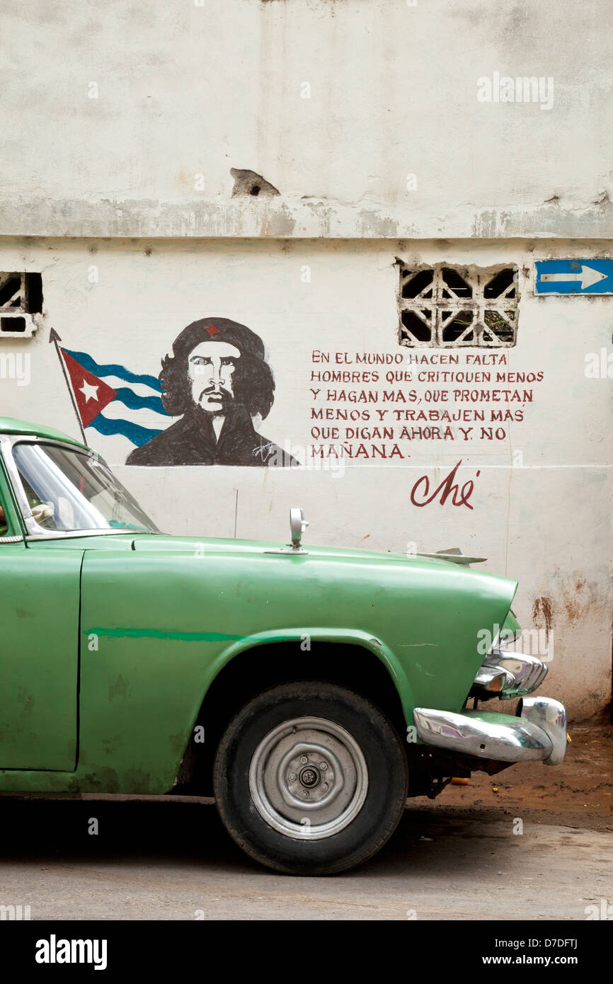 Old vintage car and Che Guevara slogan on wall Stock Photo - Alamy