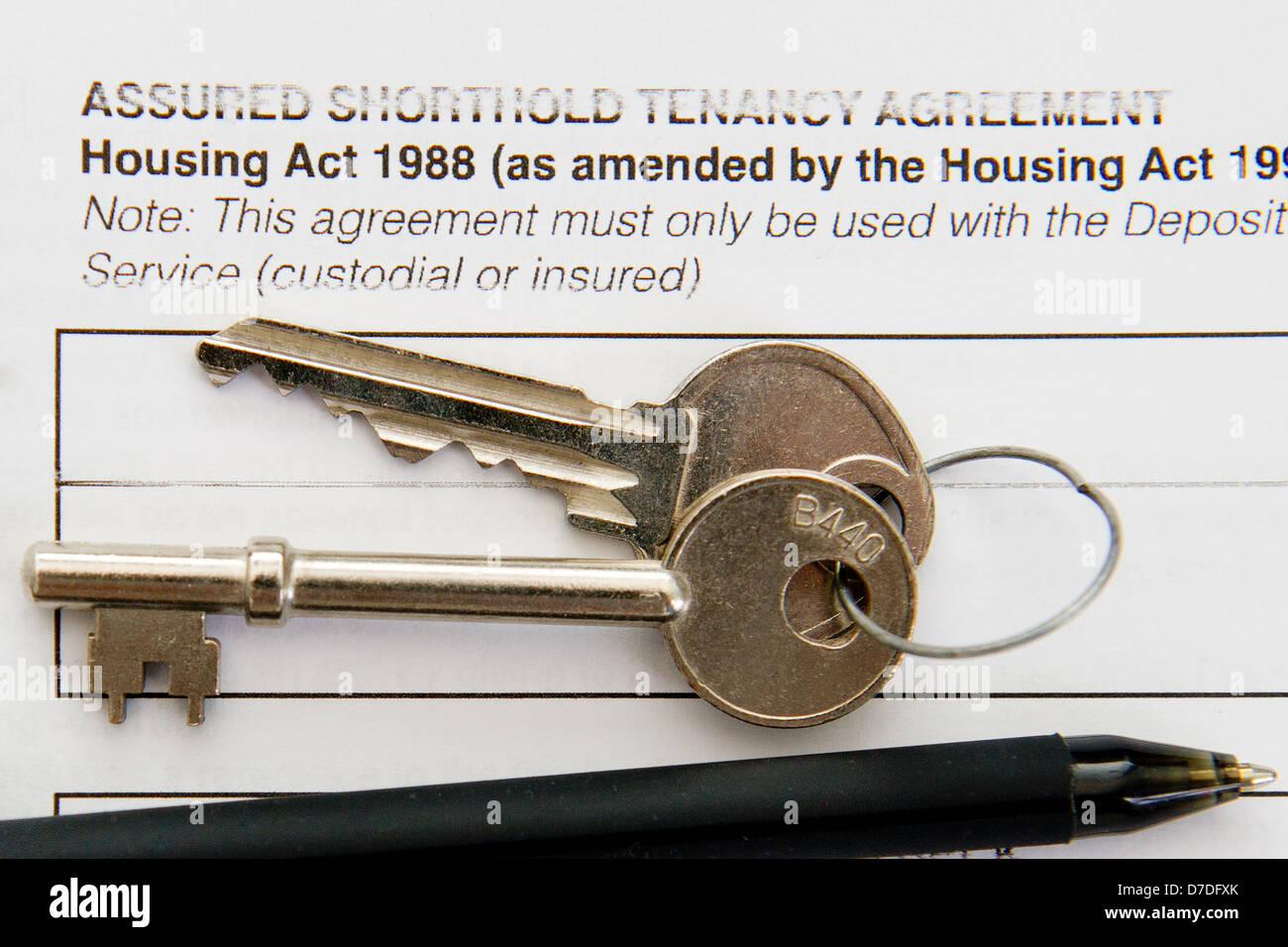 Two keys and a pen on top of a tenancy agreement form Stock Photo - Alamy