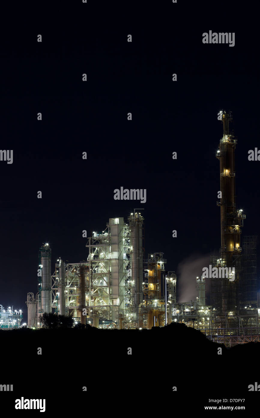 Night View of an Oil Refinery Plant. Vertical shot Stock Photo - Alamy