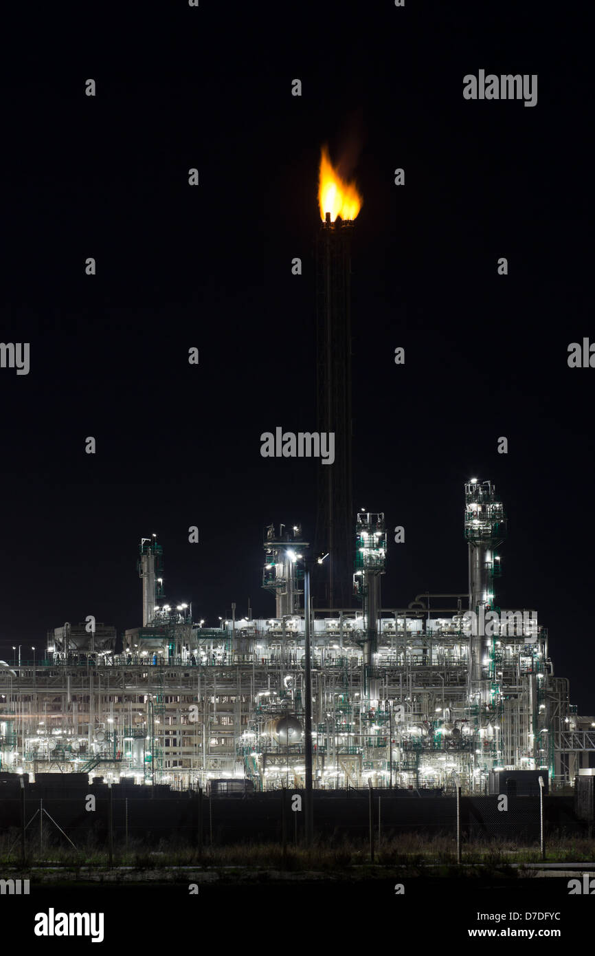 Night View of an Oil Refinery Plant. Vertical shot Stock Photo - Alamy