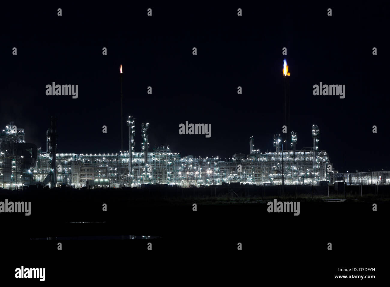 Night View of an Oil Refinery Plant. Horizontal shot Stock Photo - Alamy