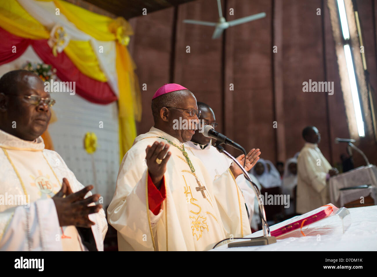 Catholic bishop mass hi-res stock photography and images - Alamy
