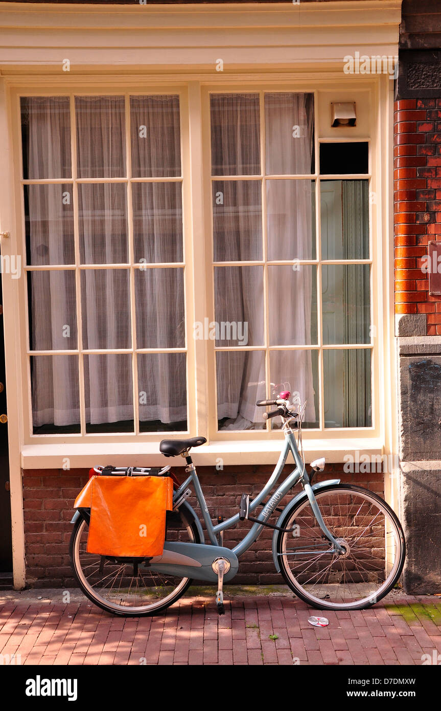 Window bicycle hi-res stock photography and images - Alamy