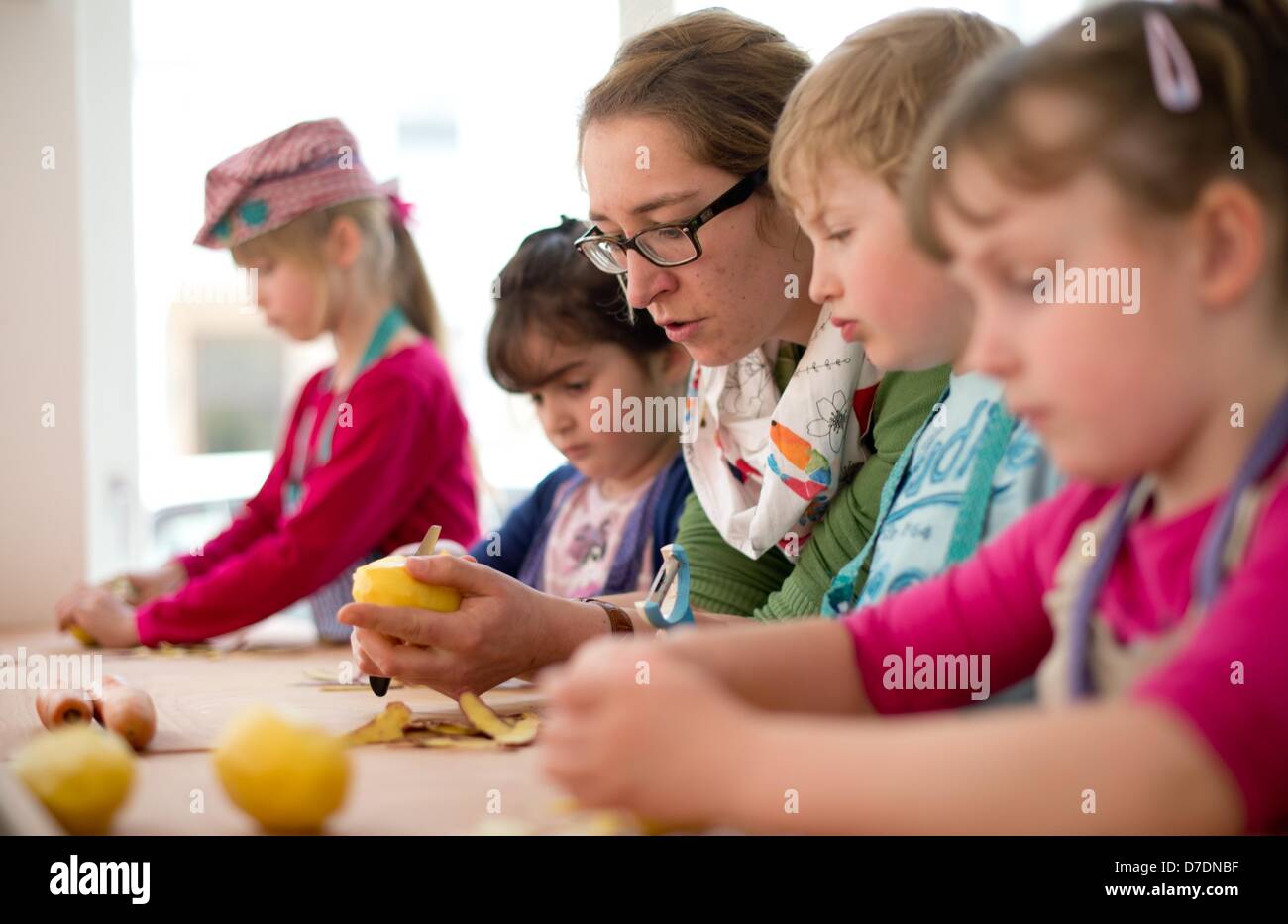 Simone Trockel cooks with Angelina (8, L-R), Elda (5), Alex (6) and ...
