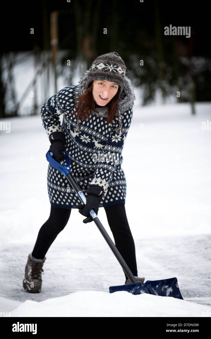 Shoveling work hi-res stock photography and images - Alamy