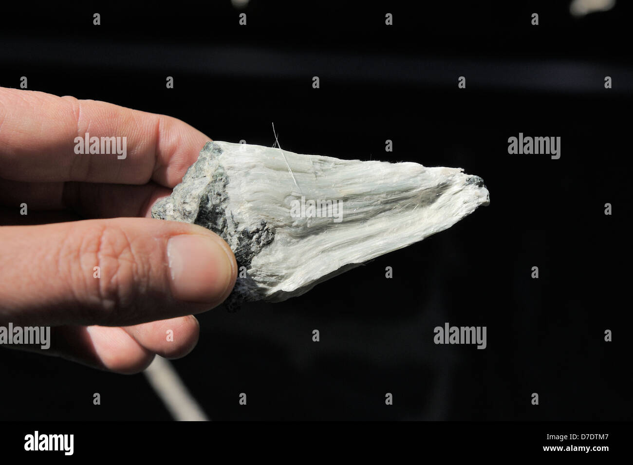 Abetsos Mineral, Fingers holding Asbestos Mineral Stock Photo - Alamy