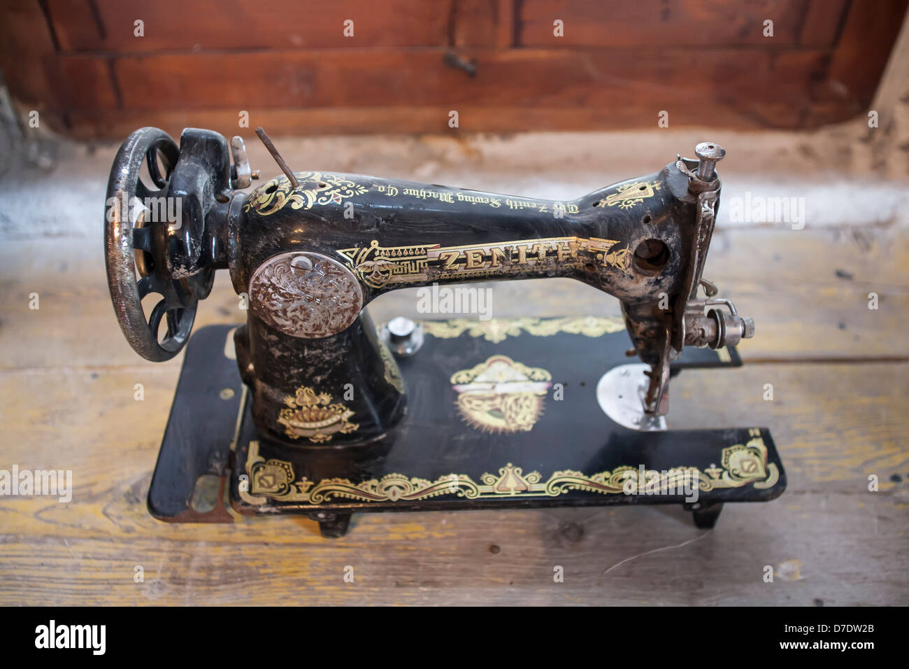 Old sewing machine Stock Photo - Alamy