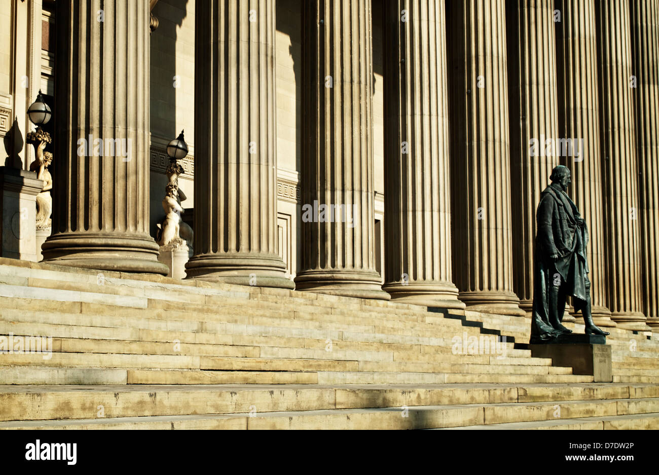 St George's Hall steps & statue, Liverpool, England Stock Photo - Alamy