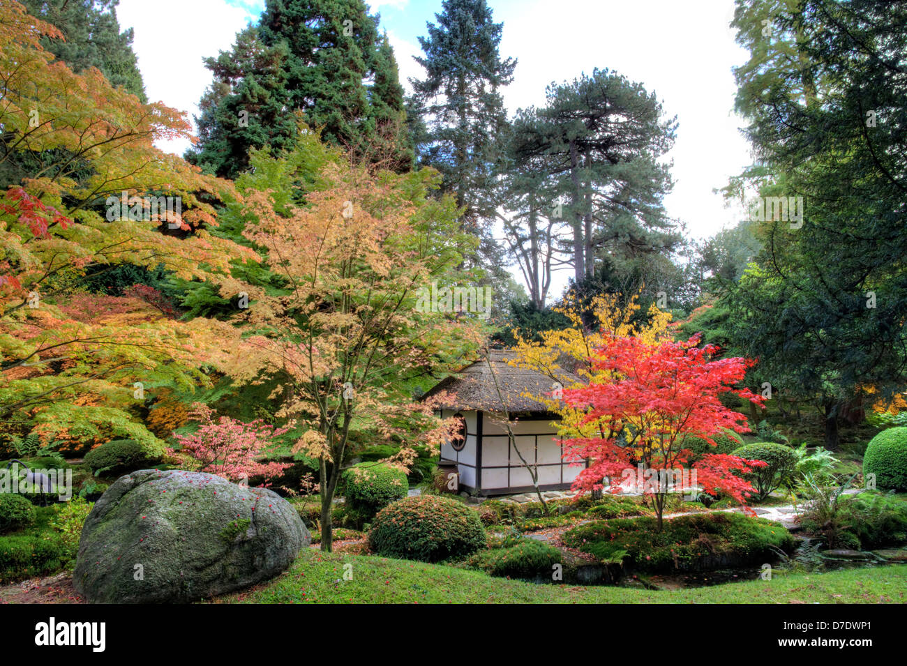 Red japanese tea house hi-res stock photography and images - Alamy