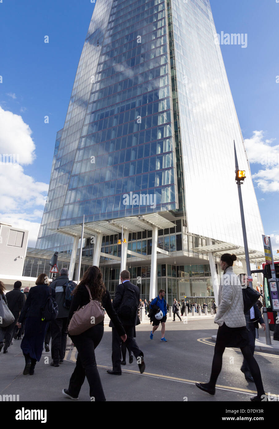 Workers the shard hi-res stock photography and images - Alamy