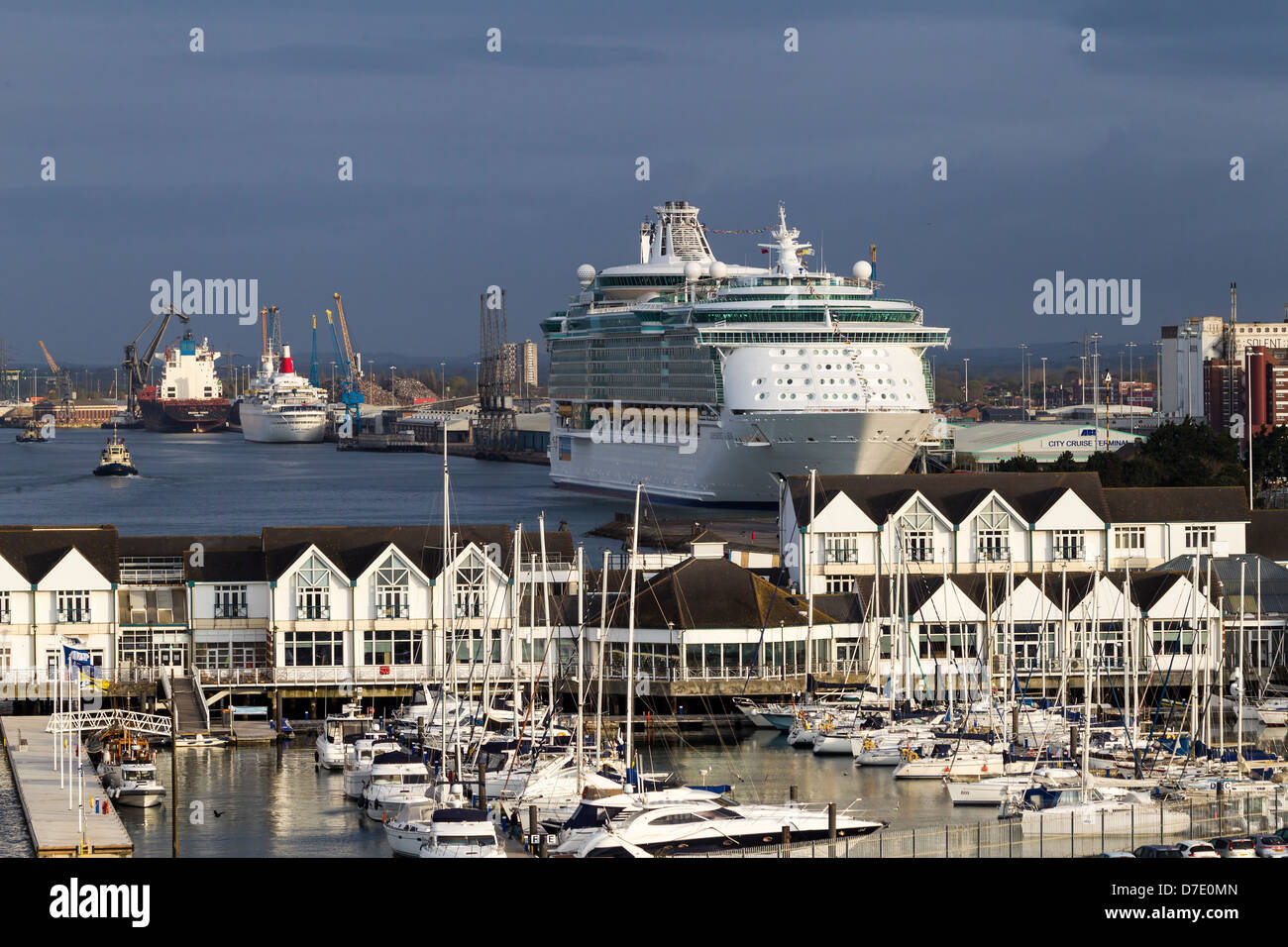 Shipping in Southampton docks, early morning arrival on P&O Ventura ... Shipping in Southampton docks, early morning arrival on P&O Ventura ...