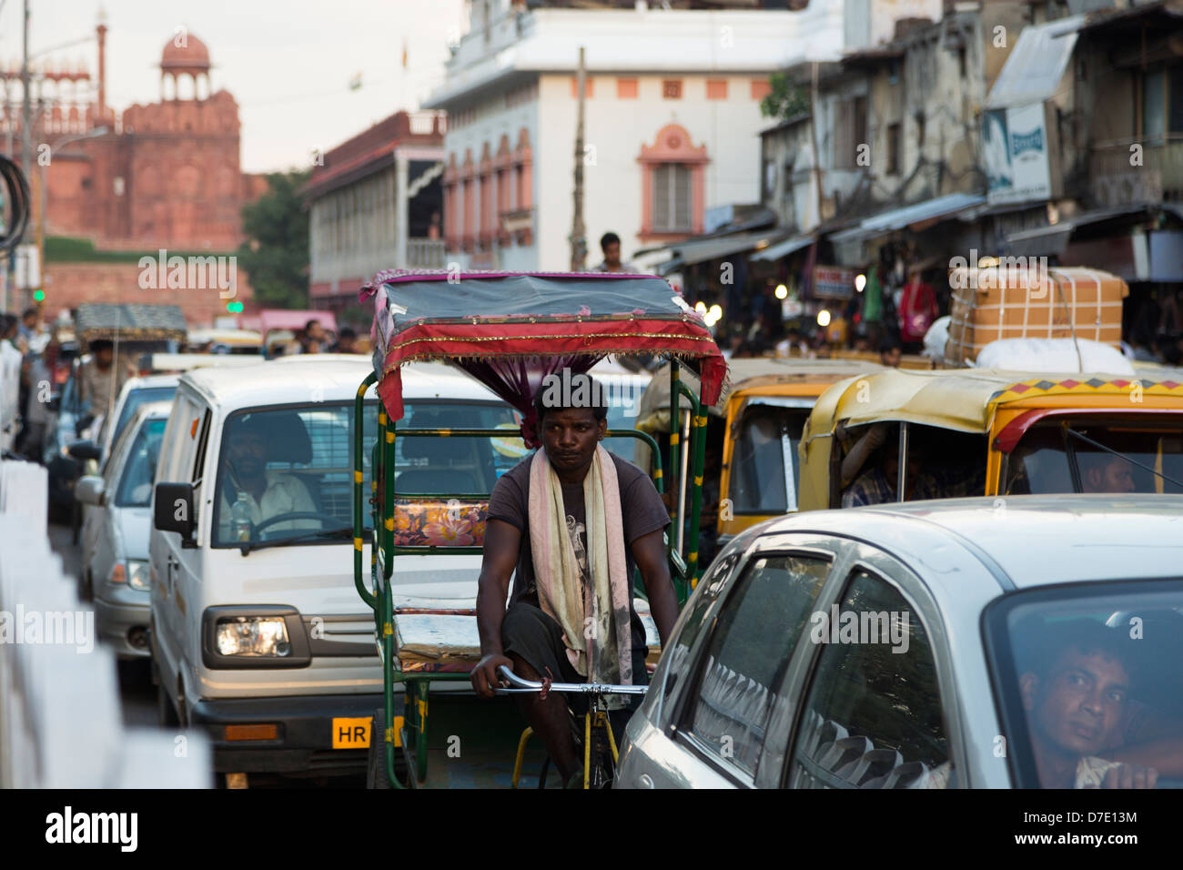 India overcrowded street people cars hi-res stock photography and ...