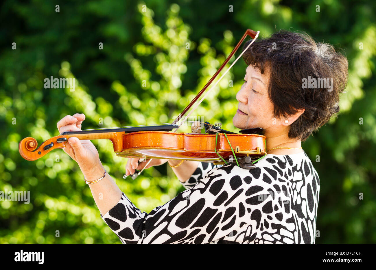 Facing sideways hi-res stock photography and images - Alamy