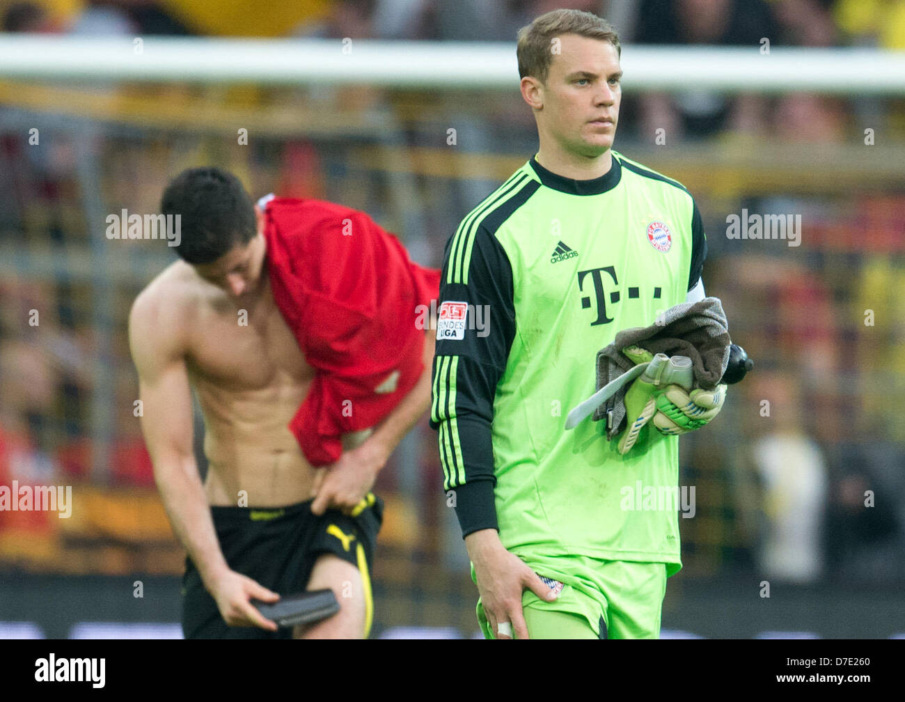 Dortmund's Felipe Robert Lewandowski (L) and Munich's MAnuel Neuer walk ...
