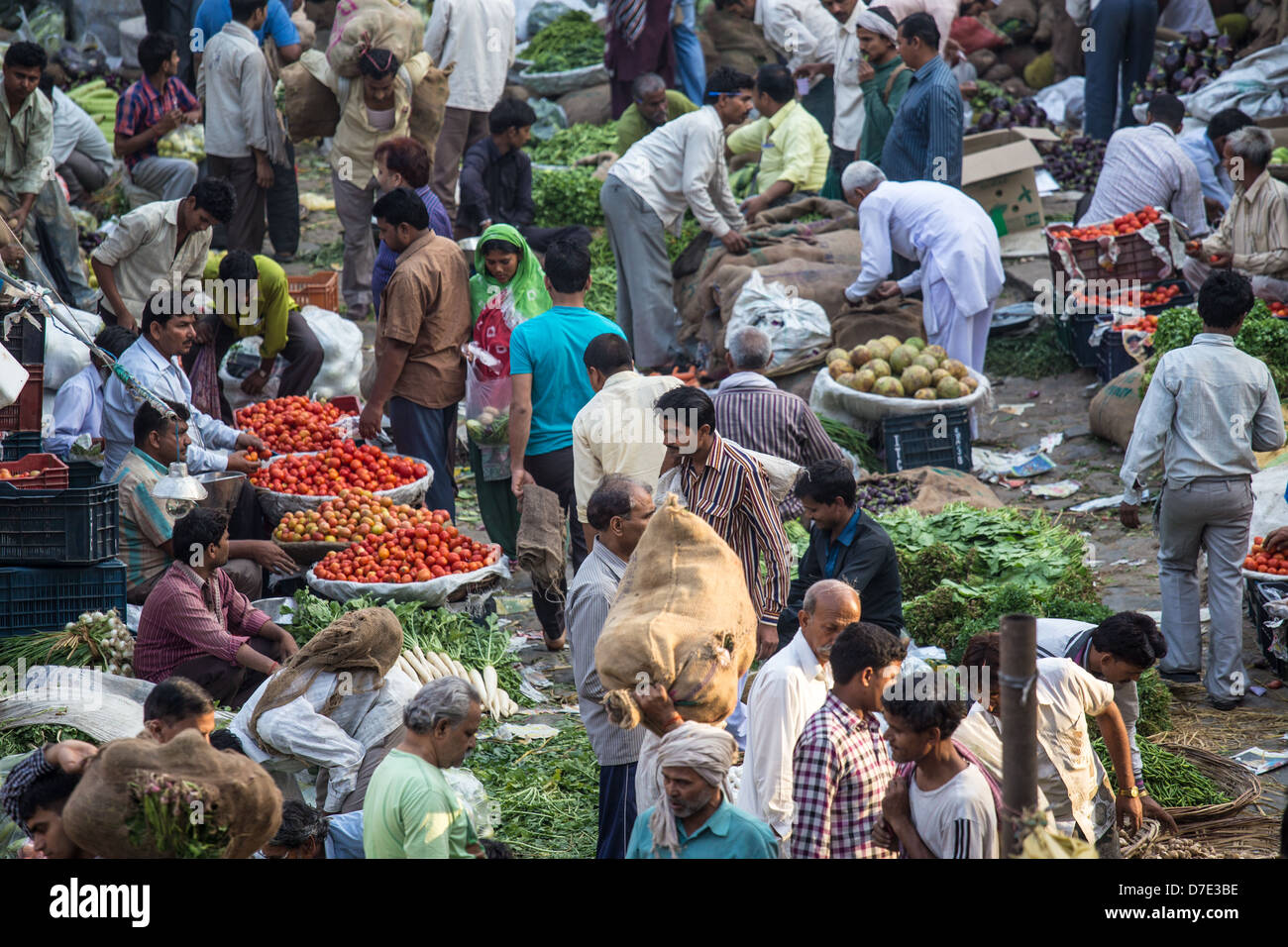 Crowded vegetable market in india hi-res stock photography and images ...