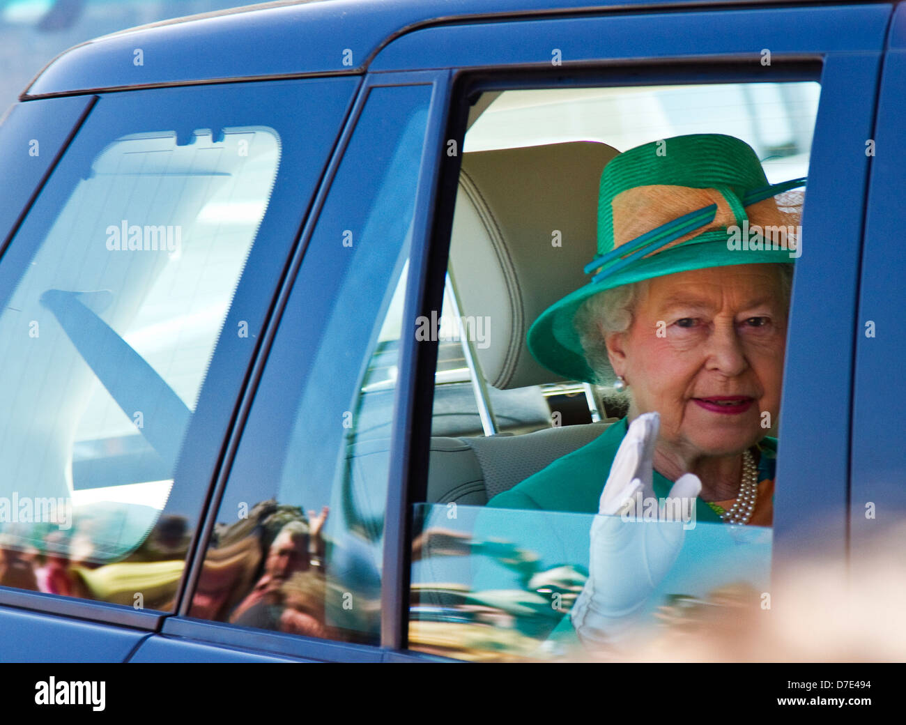 Queen elizabeth royal wave hi-res stock photography and images - Alamy