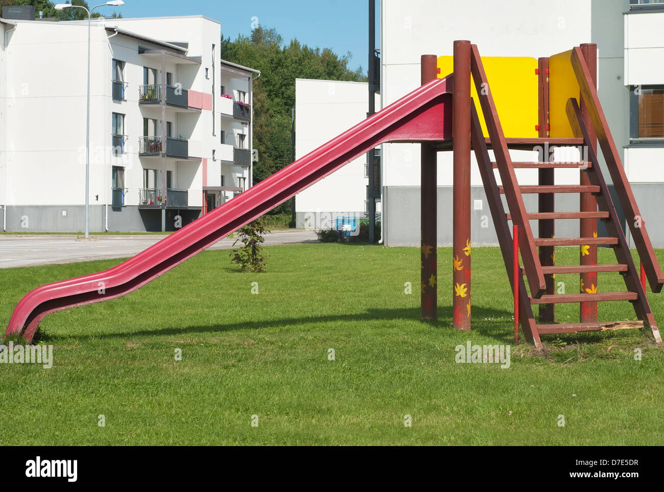 Red slide empty residential hi-res stock photography and images - Alamy
