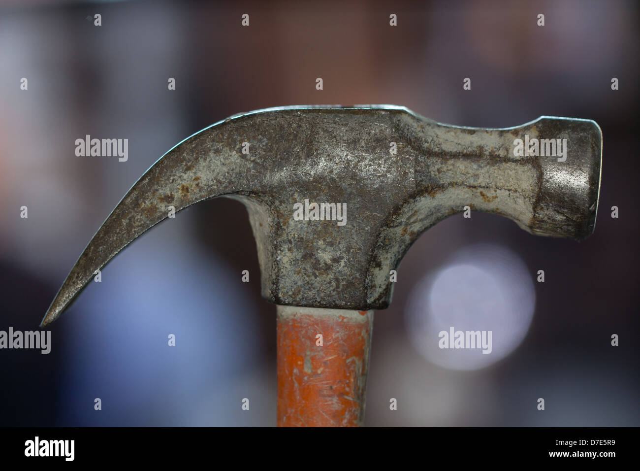 Closeup picture of the top of a well used hammer Stock Photo - Alamy