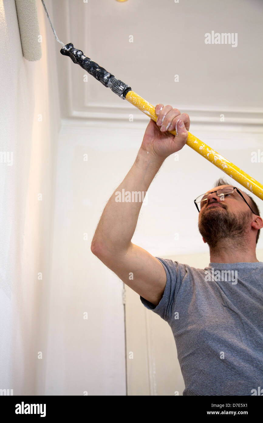 Man paint wall hi-res stock photography and images - Alamy