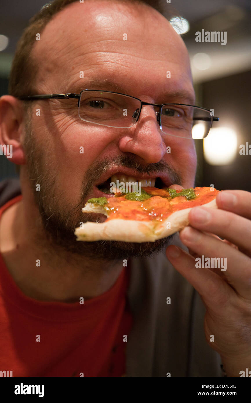 Man eating slice pizza hi-res stock photography and images - Alamy