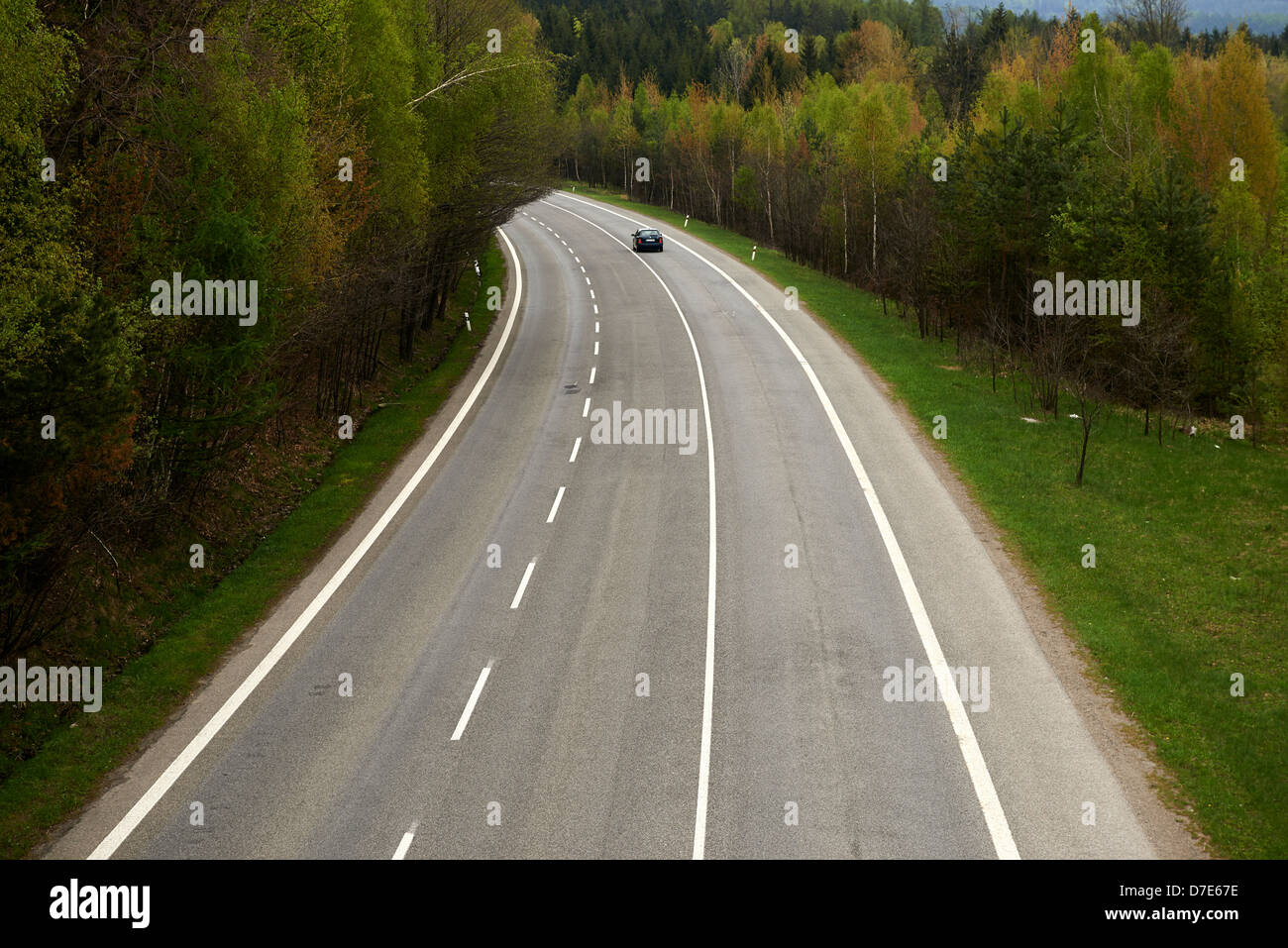 Cars vehicles curved road hi-res stock photography and images - Alamy