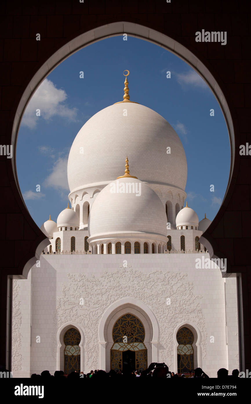 Round window cathedral hi-res stock photography and images - Alamy