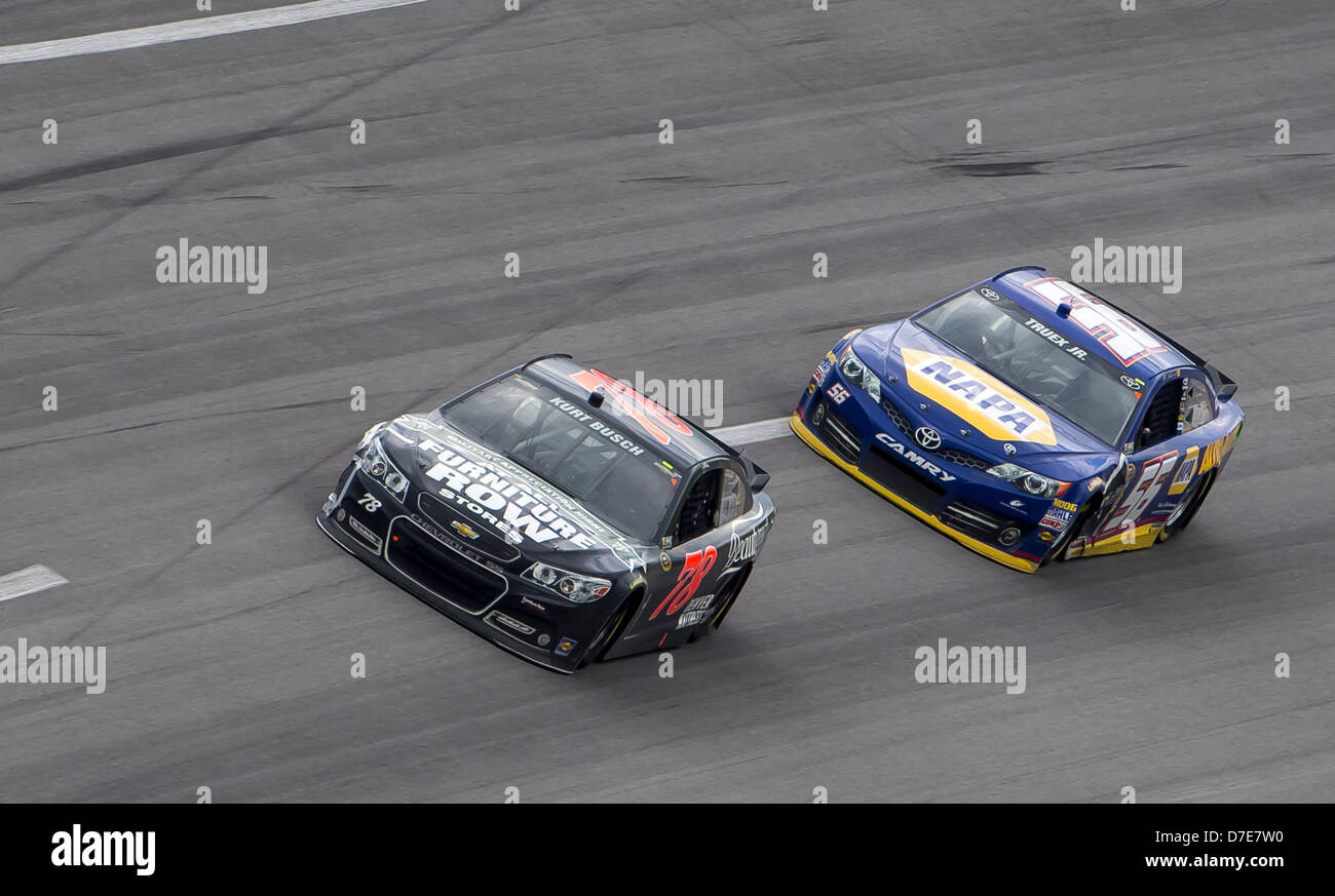 Lincoln, Alabama, USA. 5th May 2013. Kurt Busch (78) brings a pack of ...