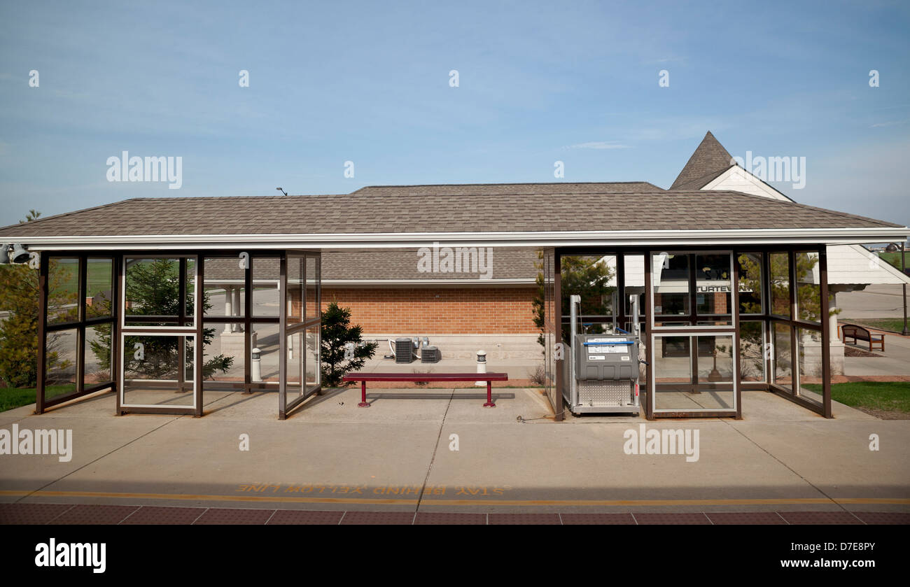 Outdoor waiting area hi-res stock photography and images - Alamy