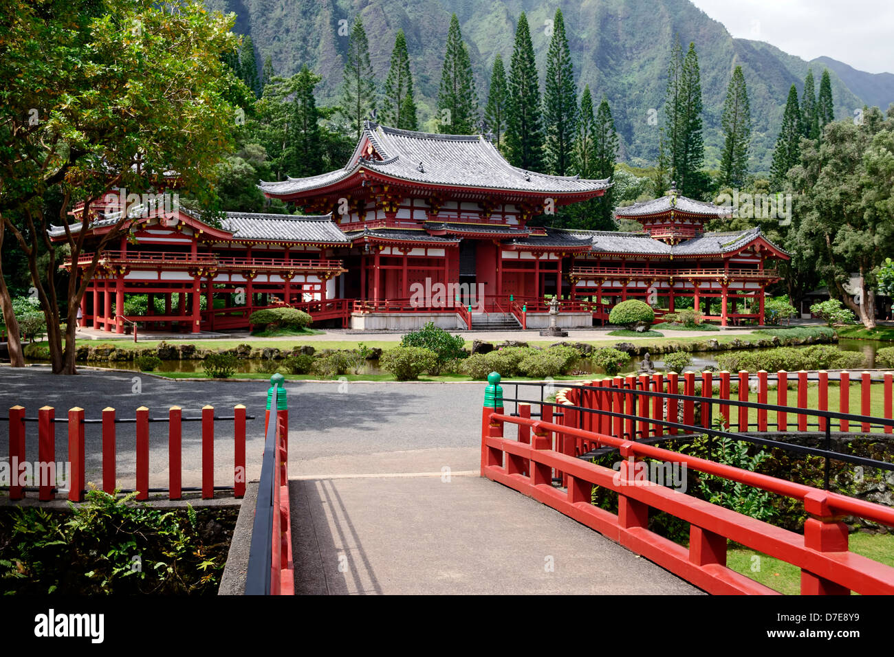 Red japanese temple in oahu hawaii hi-res stock photography and images ...