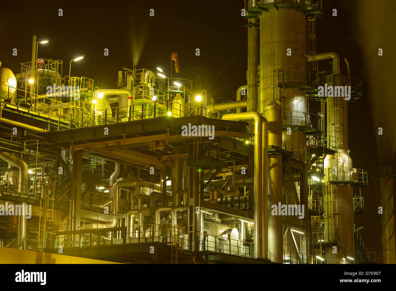 Refinery pipelines hi-res stock photography and images - Alamy
