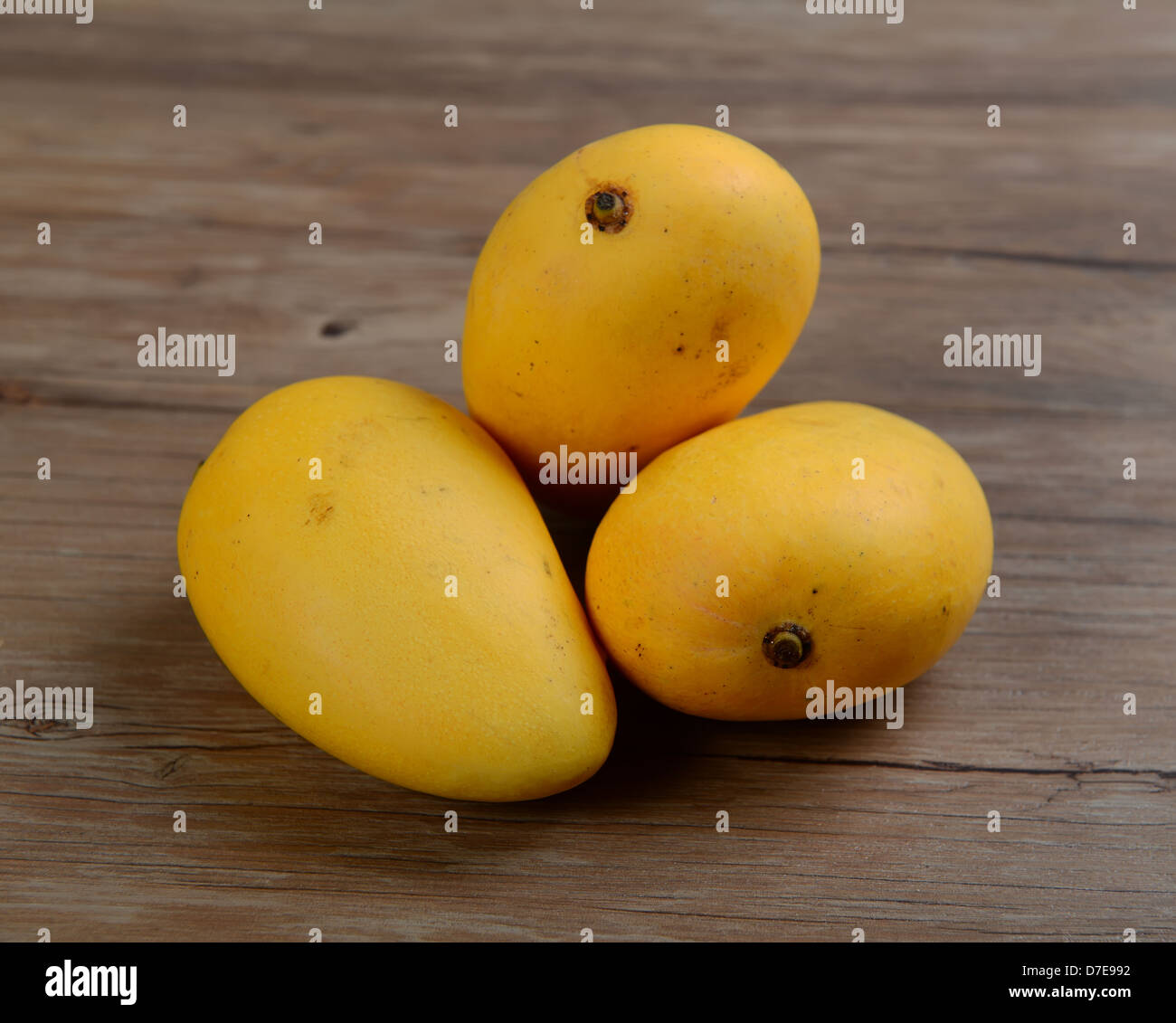 three mango in brown wicker basket isolated closeup Stock Photo - Alamy
