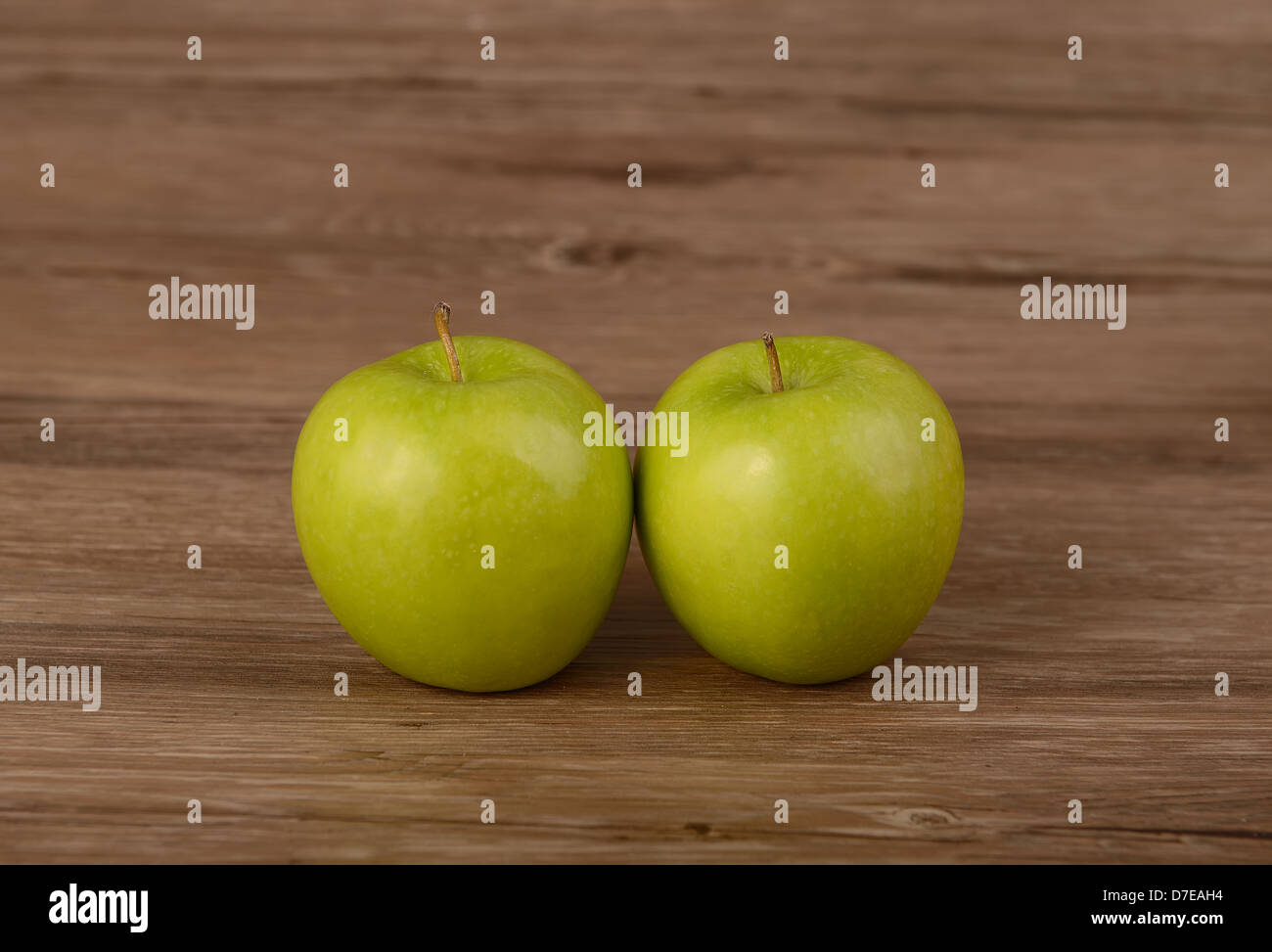 Green apple on the table hi-res stock photography and images - Alamy