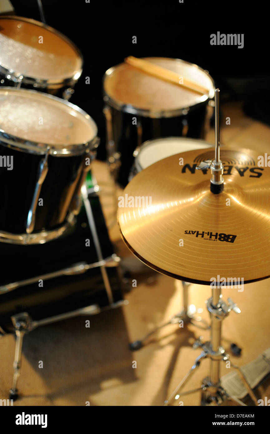 A side view of a drum set Stock Photo - Alamy