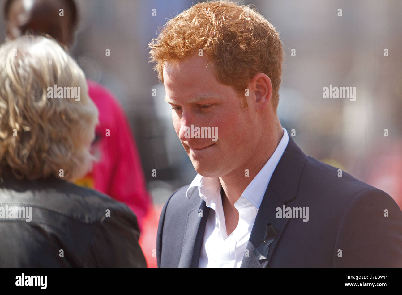 Prince Harry meets Sir Richard Branson at theVirgin London Marathon ...