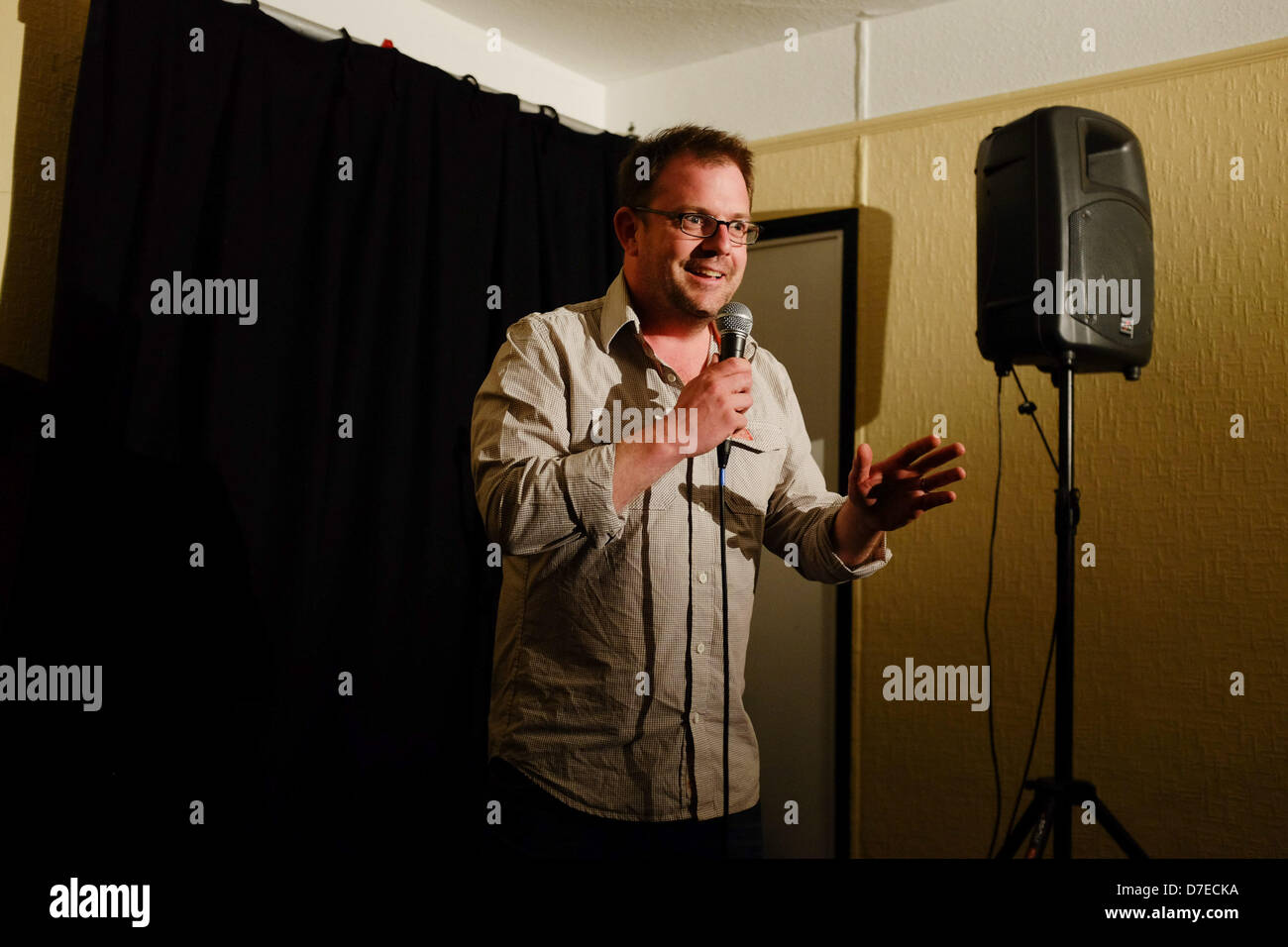 Welsh comedian daniel glyn performing hi-res stock photography and ...