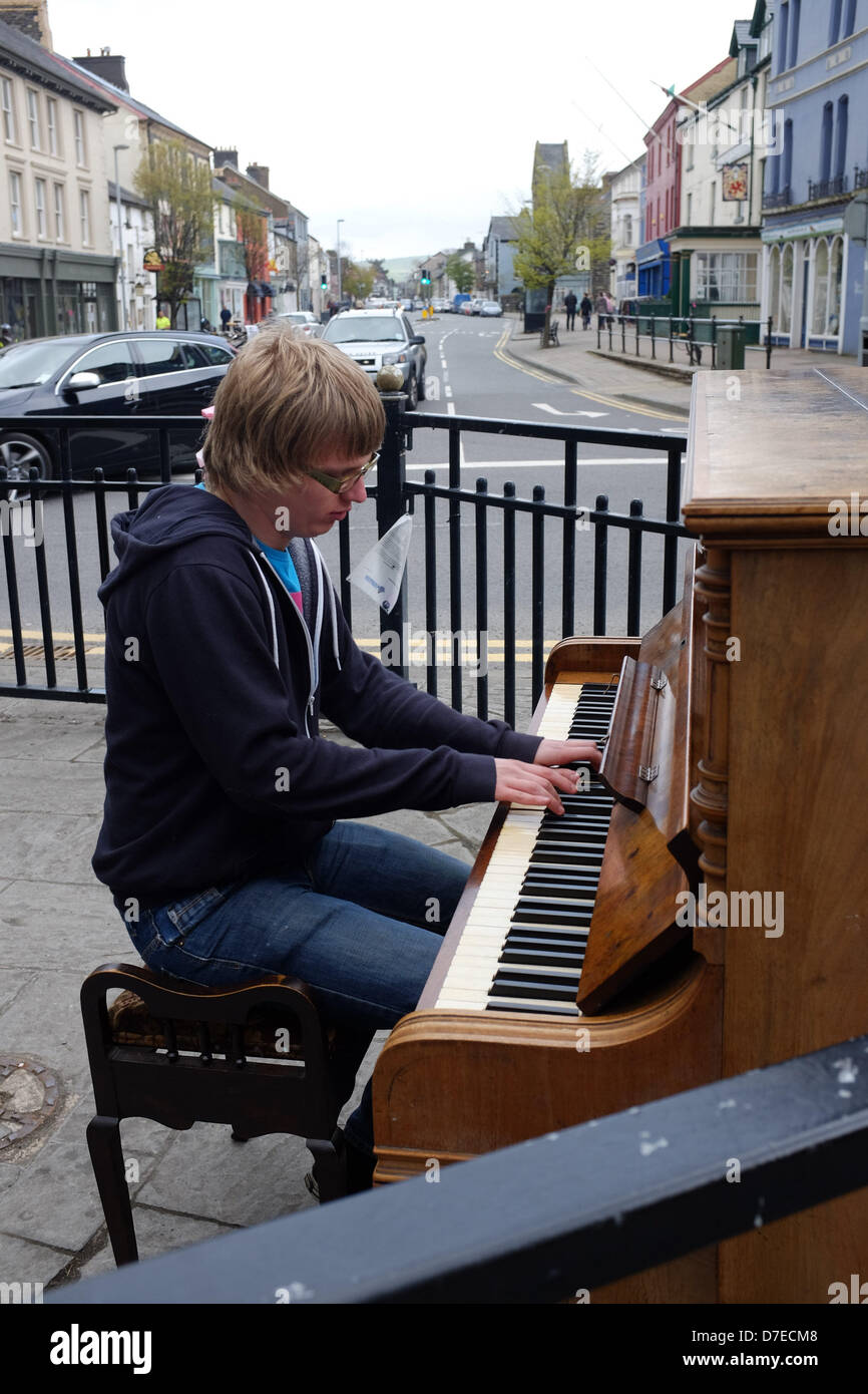 Stand up piano hi-res stock photography and images - Alamy