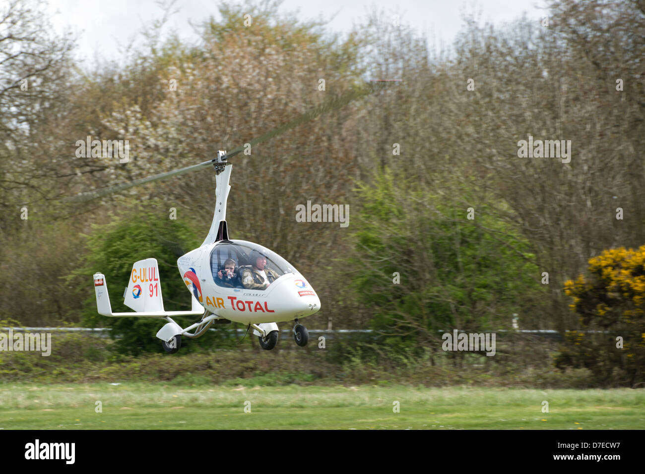 Smart Autogyro Rotorsport Calidus Gyrocopter takes off from Popham ...