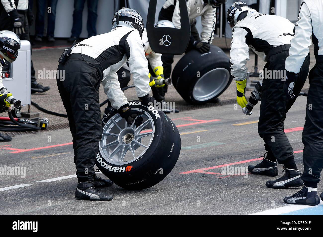 Mechanic with a Hankook tire, Motorsports / DTM: german touring cars ...