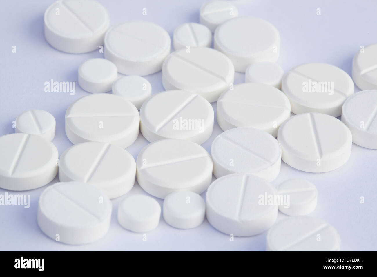 Medical round white tablets hi-res stock photography and images - Alamy