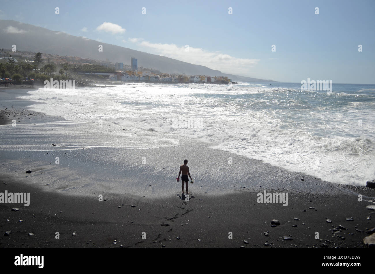 Man filling water bucket hi-res stock photography and images - Alamy