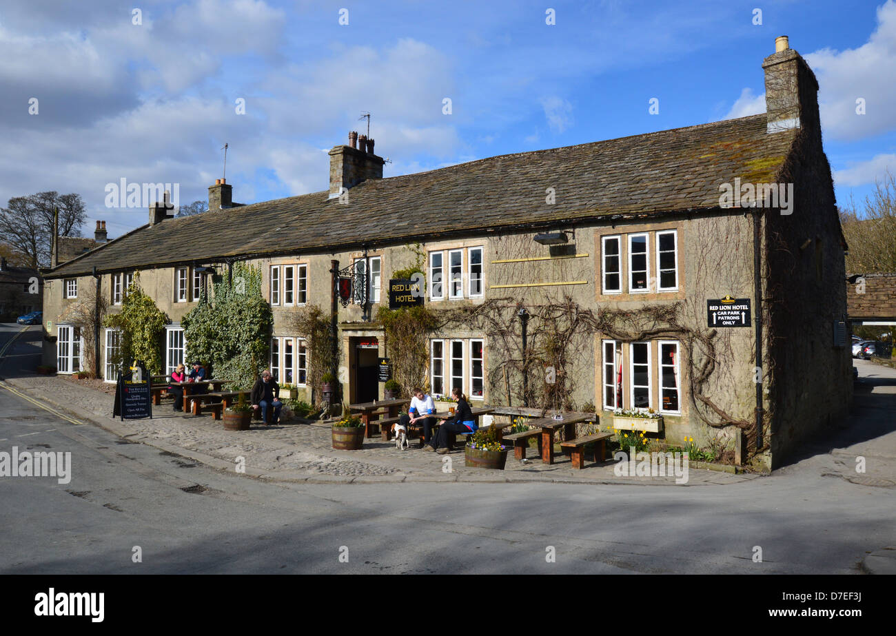 Red lion pub burnsall hi-res stock photography and images - Alamy