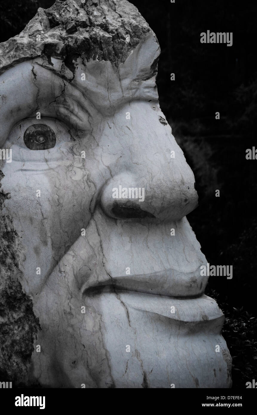 Half face sculpture hi-res stock photography and images - Alamy